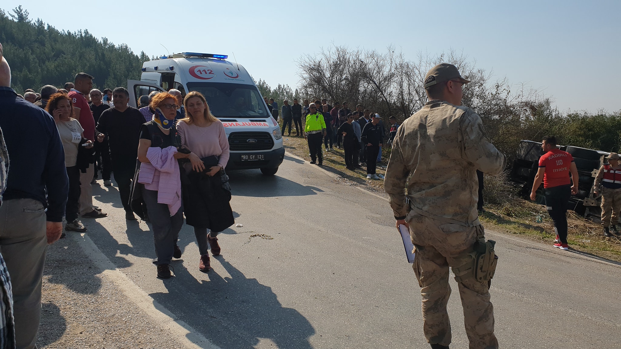 KADINLAR GÜNÜ GEZİSİNDEN DÖNEN OTOBÜS KAZA YAPTI: 35 YARALI – Sıla Gazetesi